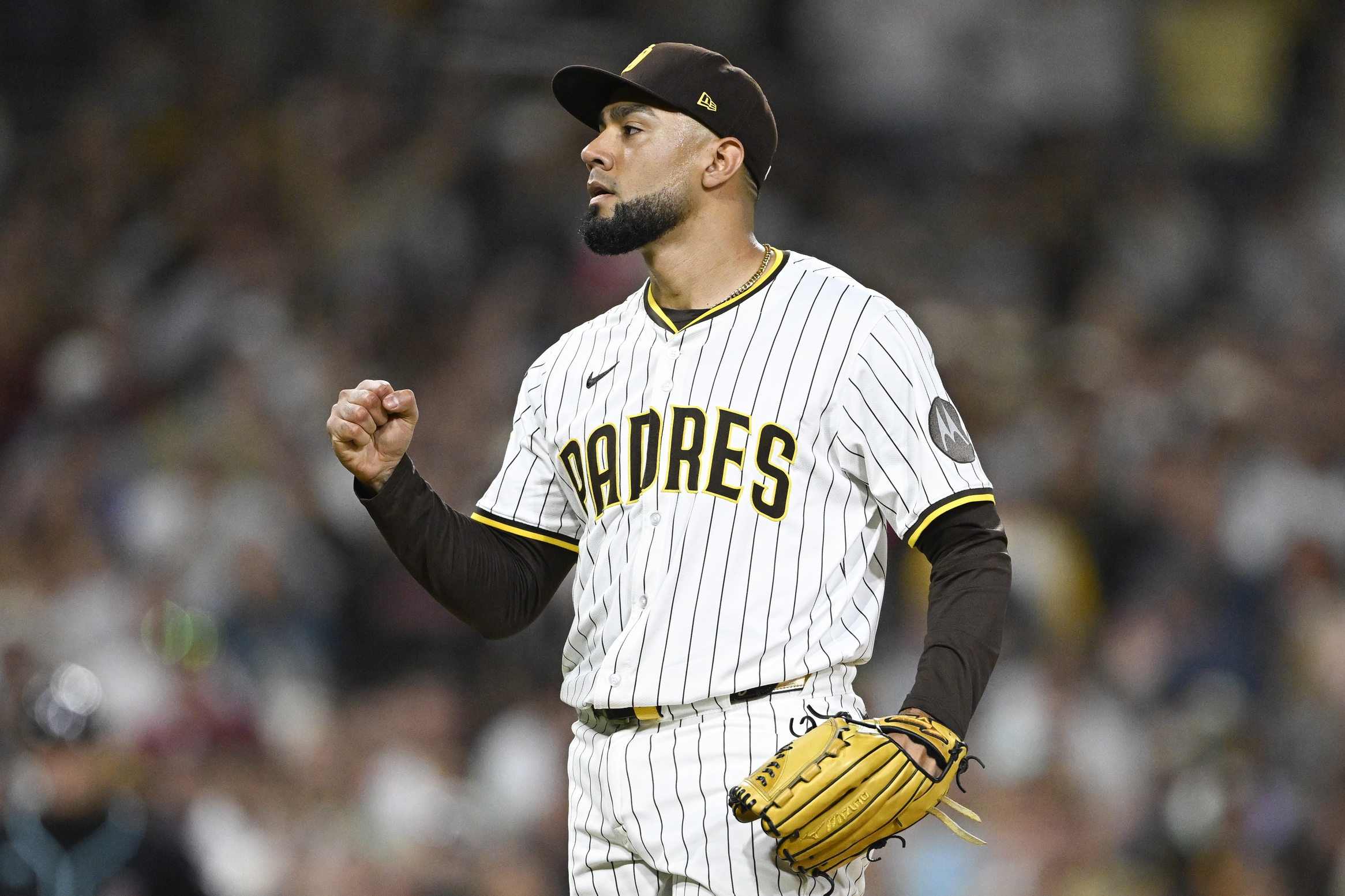 Braves, Cubs Eye Star Closer Robert Suarez in Trade Push